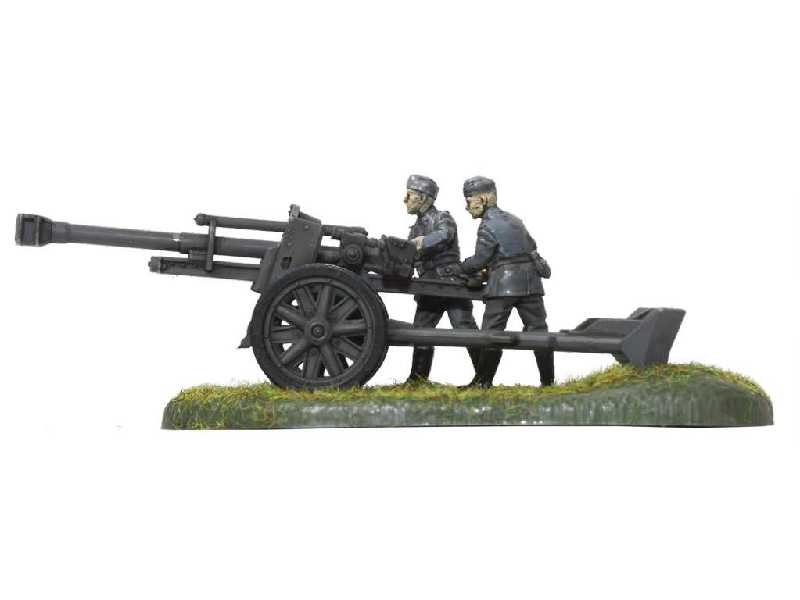German L.FH 18 Howitzer with 2 Figures