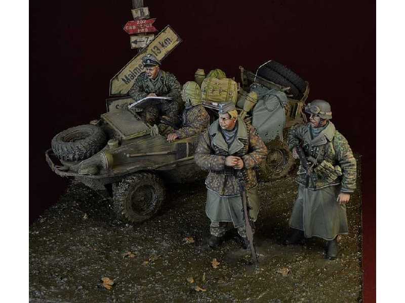 Waffen SS Big Set, Ardennes 1944, 4 Figures + Schwimmwagen Acces