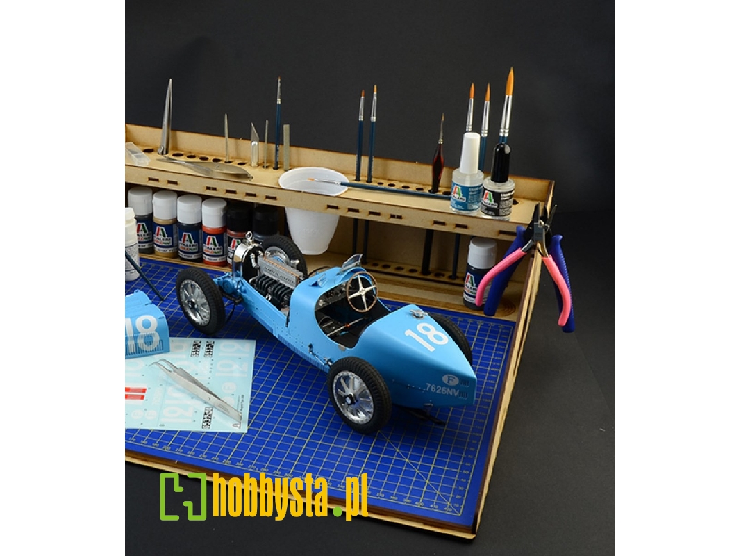 Workstation for modelling