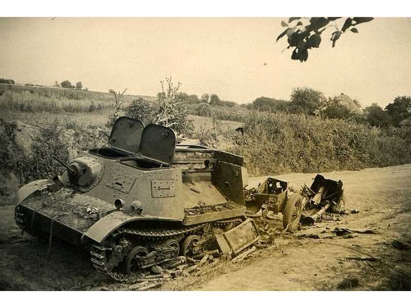 Russian armoured artillery tractor T-20 Komsomolets